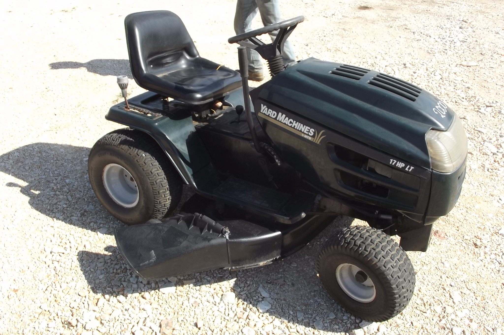MTD Yard Machines 42" Riding Mower ÿ16.5 OHV High Performance I/C ...