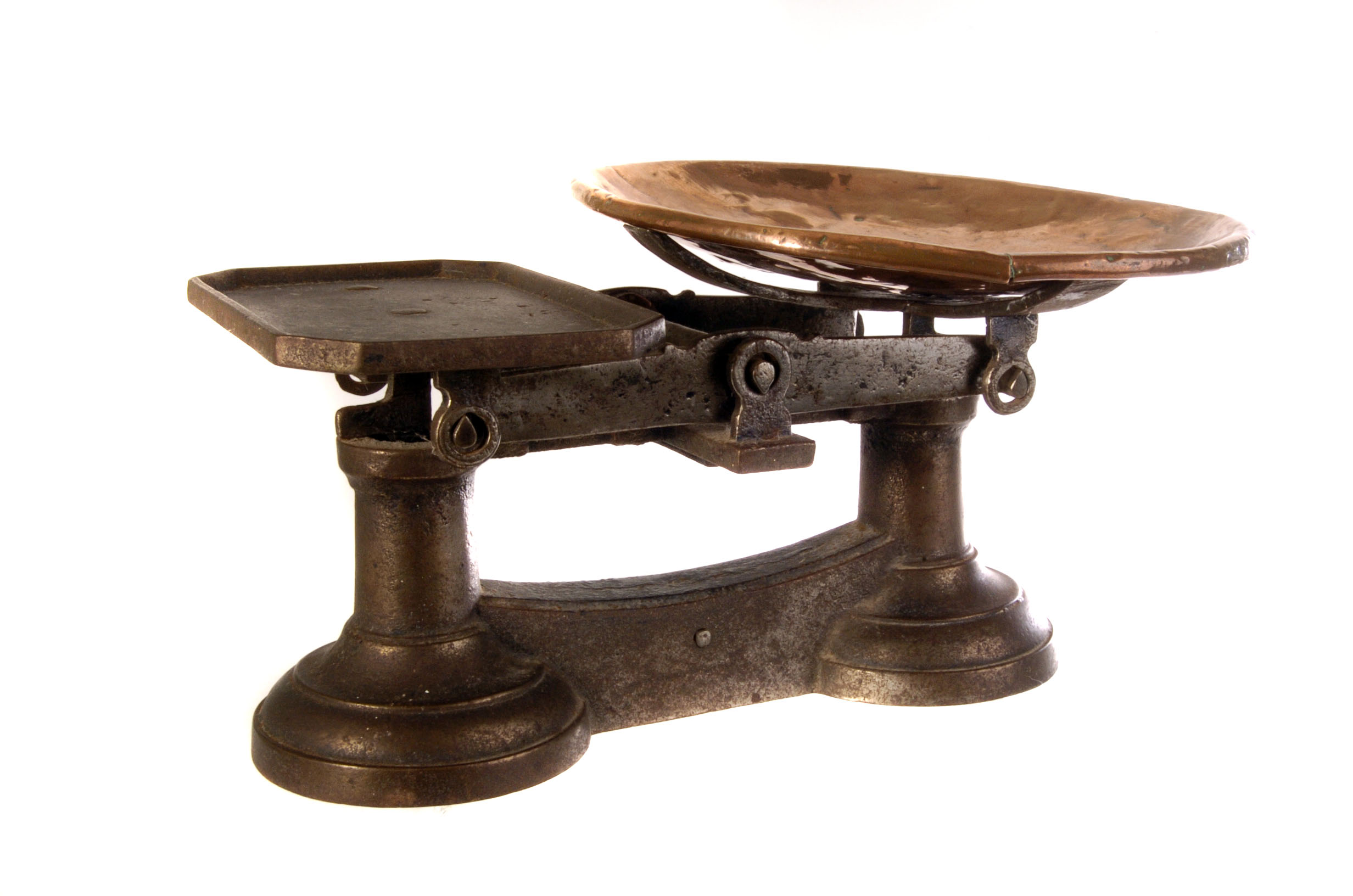 A set of Victorian weighing scales, with shaped brass weighing dish (2)
