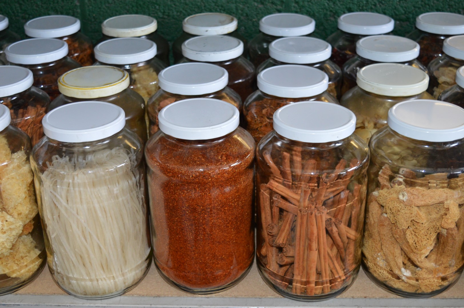 44 x Screw Top Jars With Decorative Spice Contents - Large Jars With ...