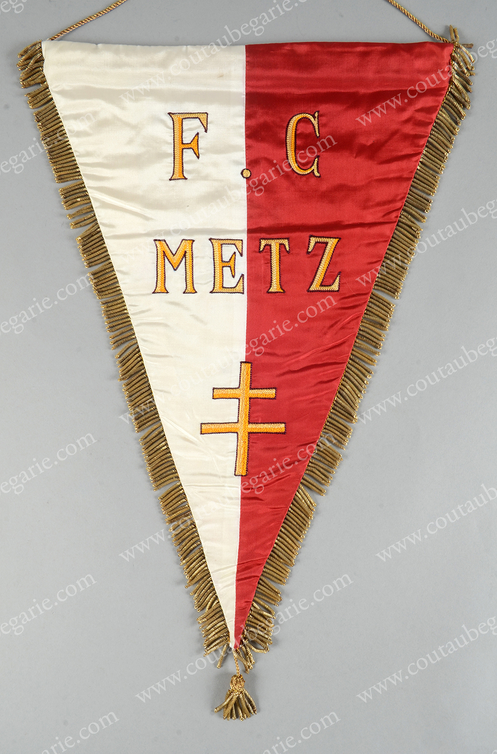 Fanion brodé du Football Club de Metz. Années 50/60. Dim. 30 x 44 cm.