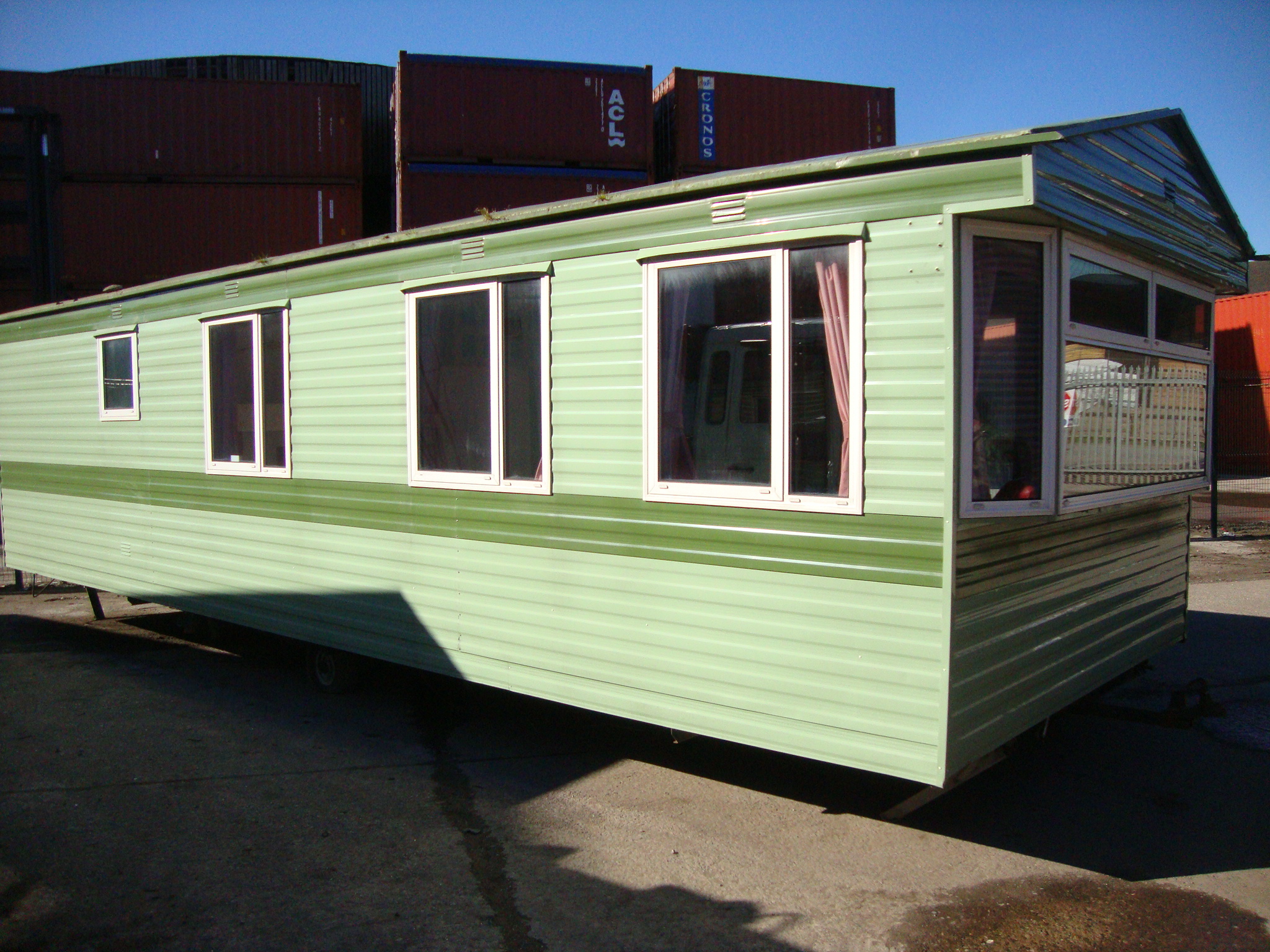 Static caravan, overall dimensions very approximately 28' x 10' 1" x 9 ...
