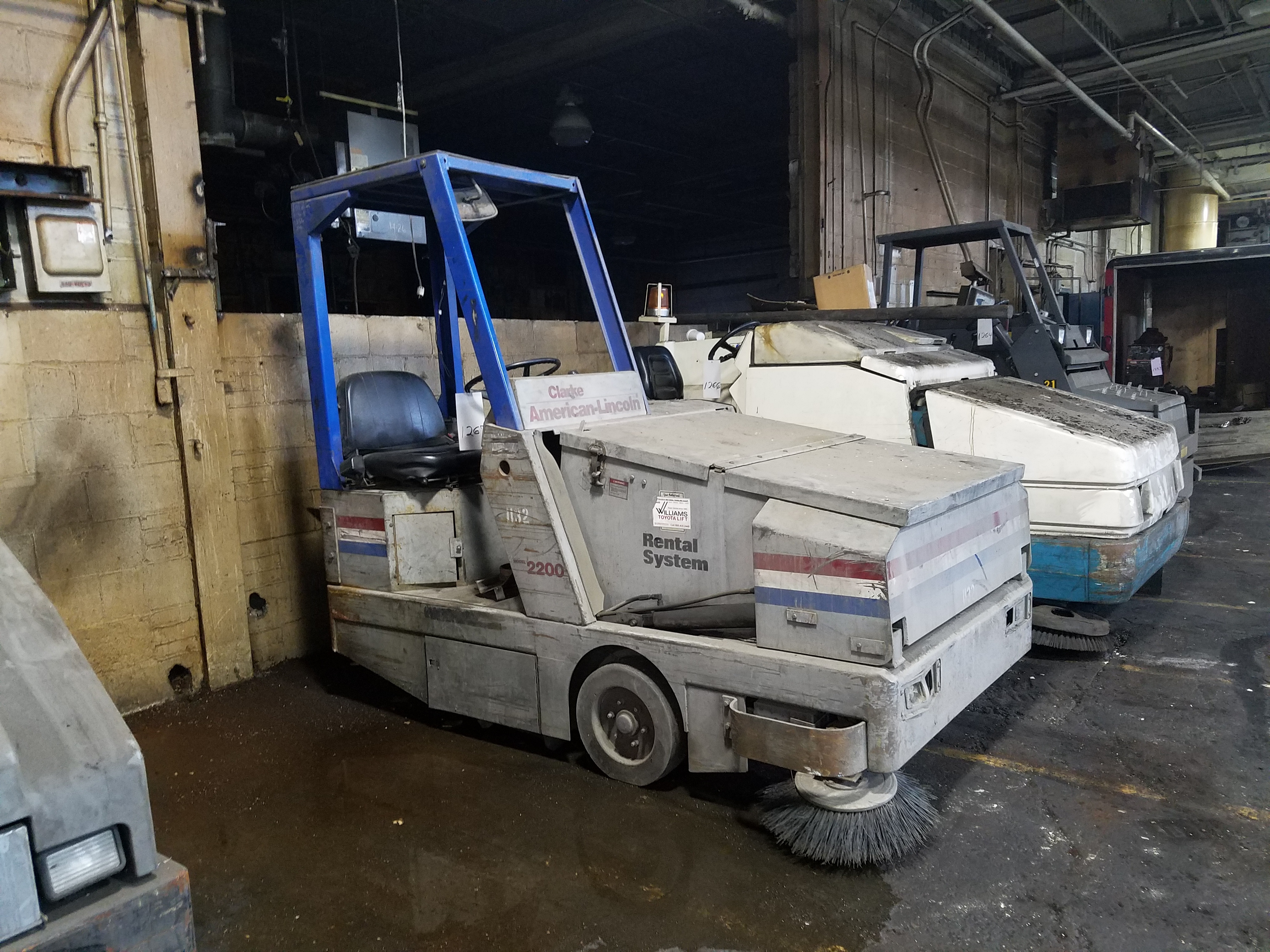 CLARKE AMERICAN-LINCOLN 2200 FLOOR SWEEPER MODEL 578-517, SN 450578,