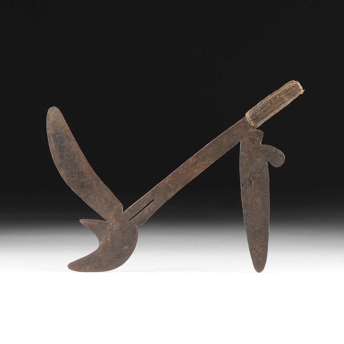 AN AZANDE KPINGA WROUGHT IRON THROWING KNIFE, DEMOCRATIC REPUBLIC OF ...