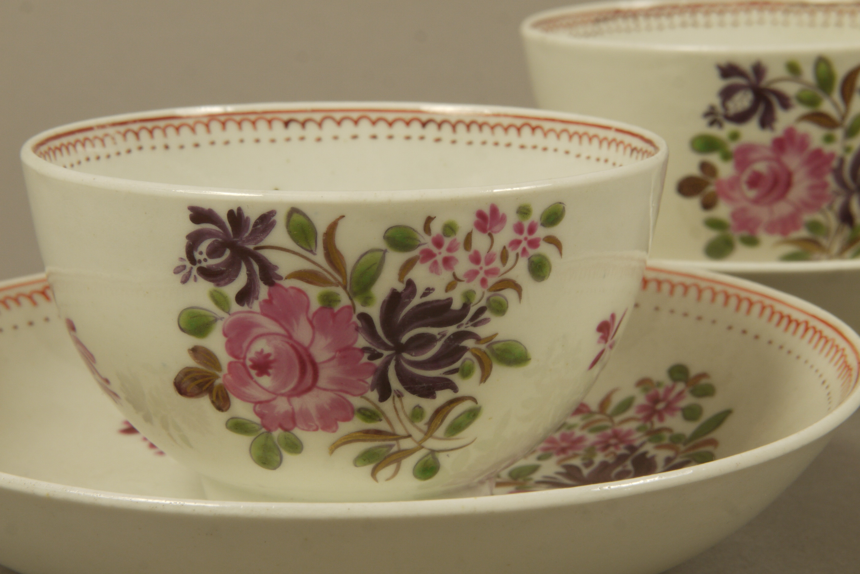A PAIR OF LATE 18TH CENTURY ENGLISH PORCELAIN TEA BOWLS AND SAUCERS ...