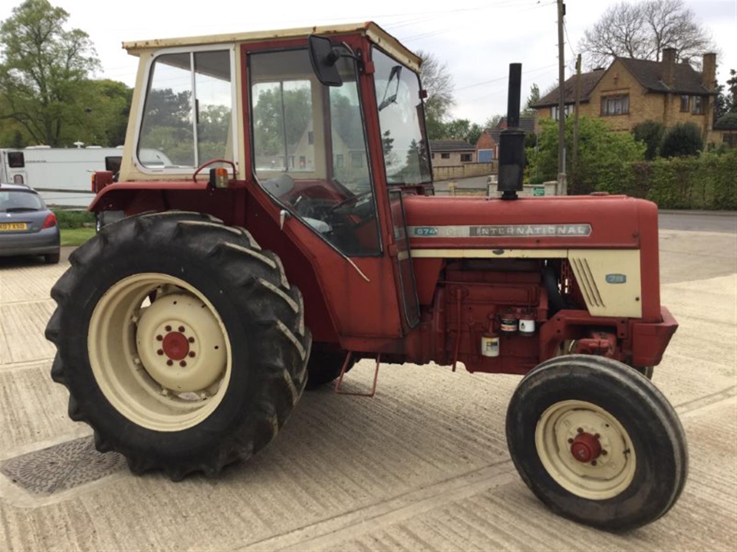 INTERNATIONAL 674 diesel TRACTOR Serial No. 2430009B101581 Fitted with ...