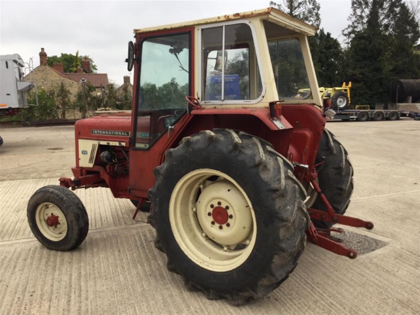 INTERNATIONAL 674 diesel TRACTOR Serial No. 2430009B101581 Fitted with ...