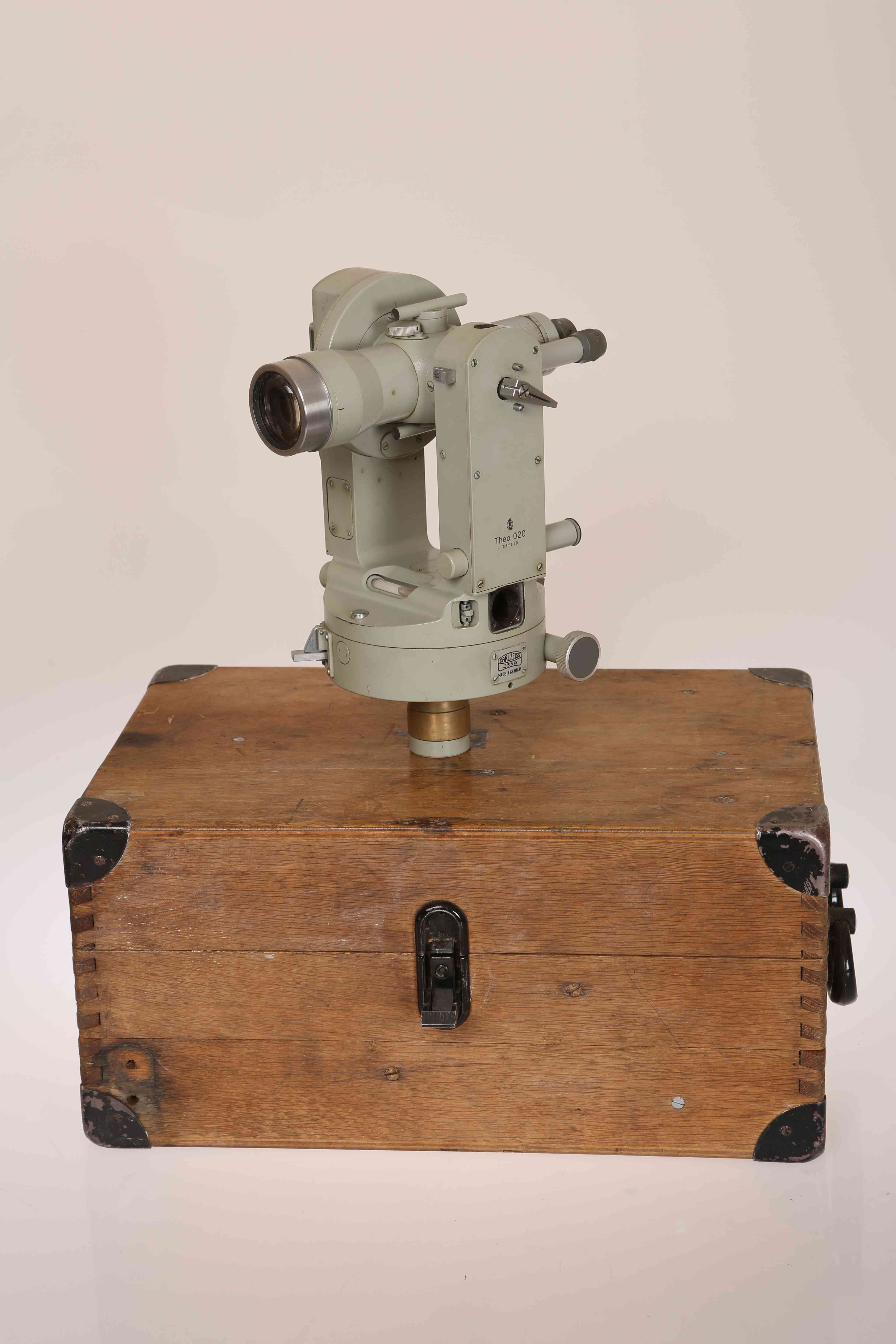 A CARL ZEISS "THEO 020" OPTICAL THEODOLITE, no. 237310, boxed. 30cm