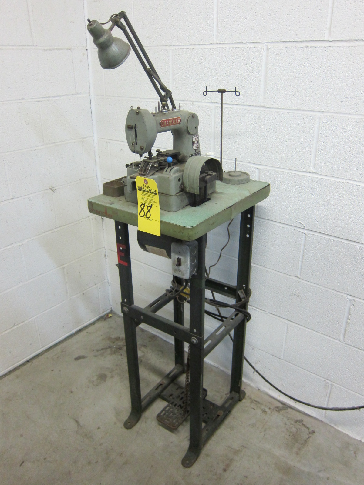 BUTTON SEWING MACHINE CHANDLER Model: 475P S/N: 5210