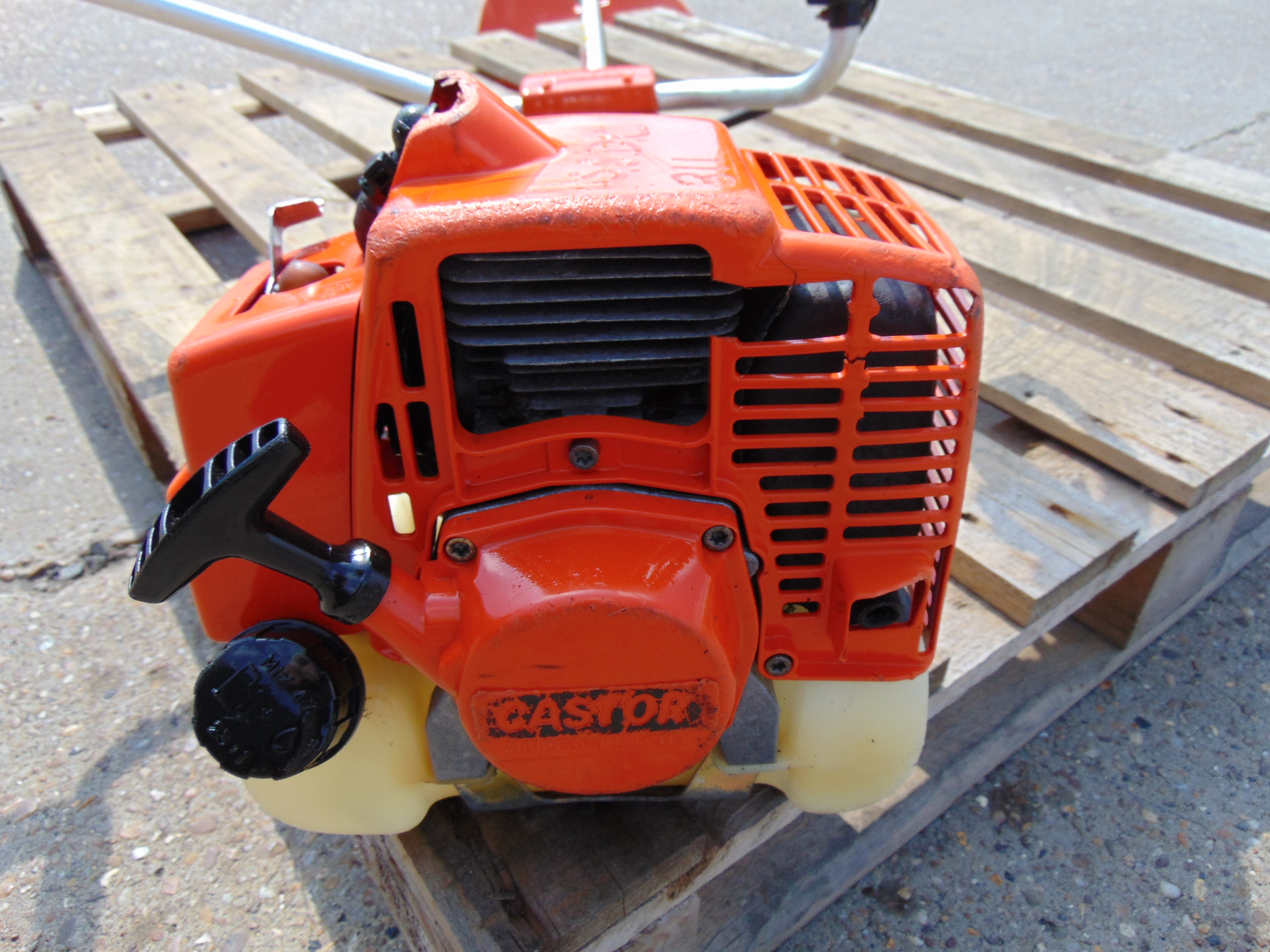You are bidding on an CASTOR Turbo 42 Petrol Strimmer. It has not been ...