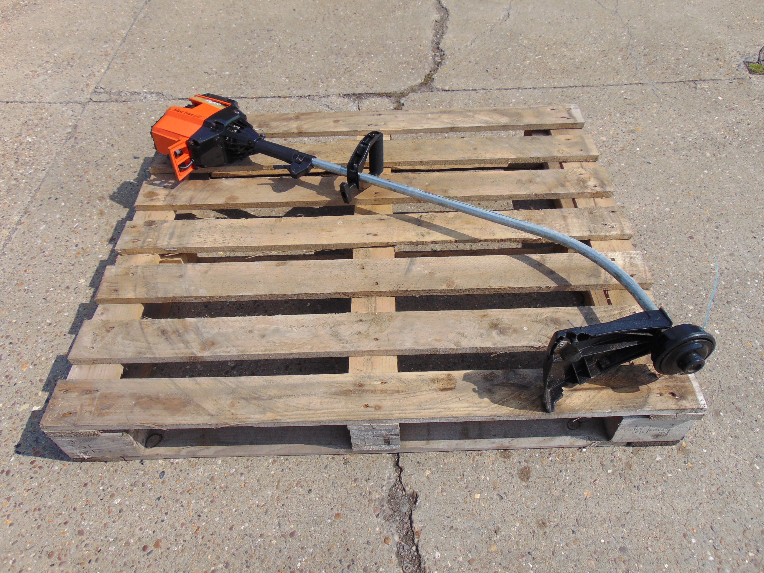 You are bidding on an Flymo Maxi Trim 430 Petrol Strimmer. It has not ...