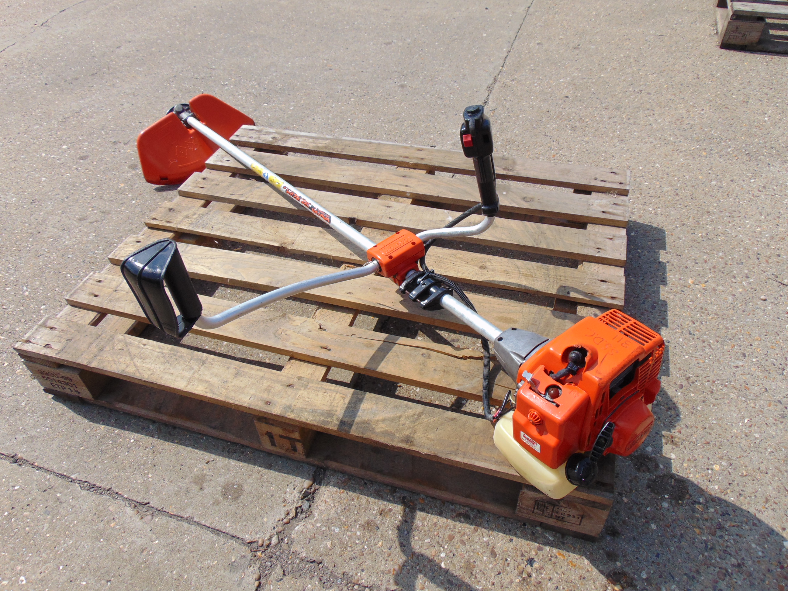 You are bidding on an CASTOR Turbo 42 Petrol Strimmer. It has not been ...