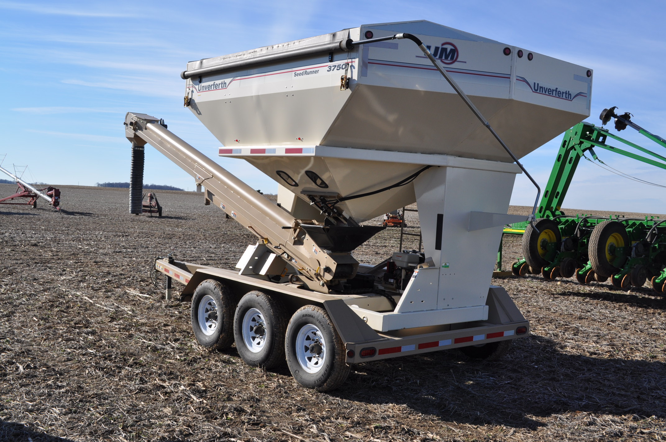 3750 Unverferth Seed Runner Seed Tender, tri-axle, 2 5/16 ball hitch ...