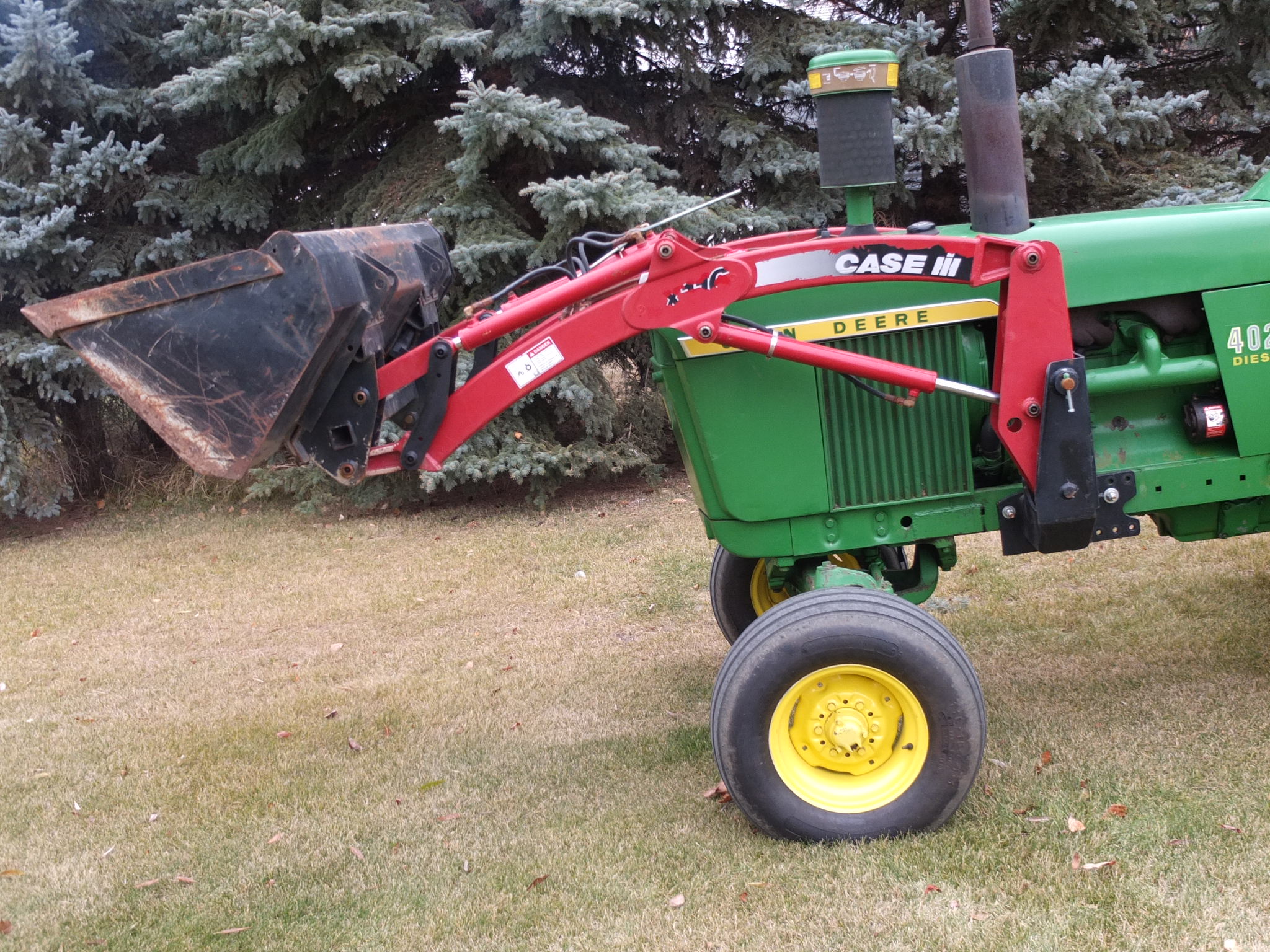 Case IH LX116 loader w/ 6' bucket, exc cond, (will fit the above tractor)