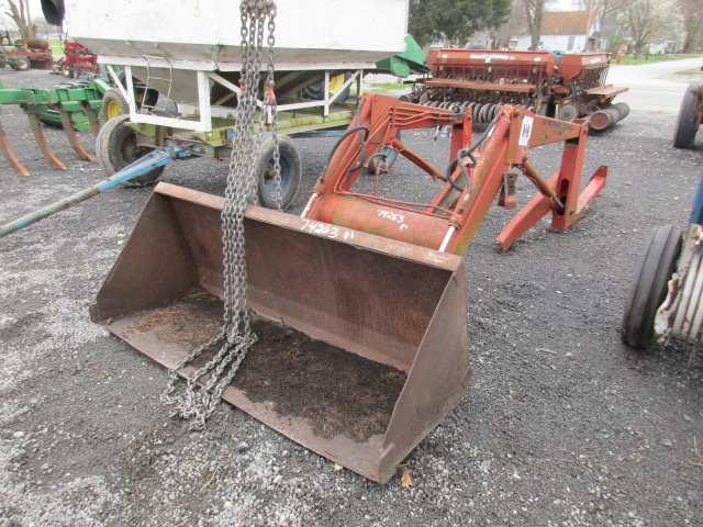 IH 2050 LOADER W/5 FT BUCKET #V9111