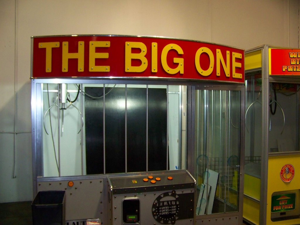 THE BIG ONE ELAUT 8'X8' JUMBO CLAW CRANE MACHINE Item is in used ...
