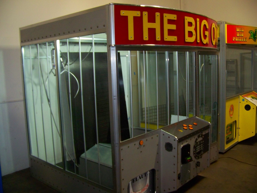 THE BIG ONE ELAUT 8'X8' JUMBO CLAW CRANE MACHINE Item is in used ...