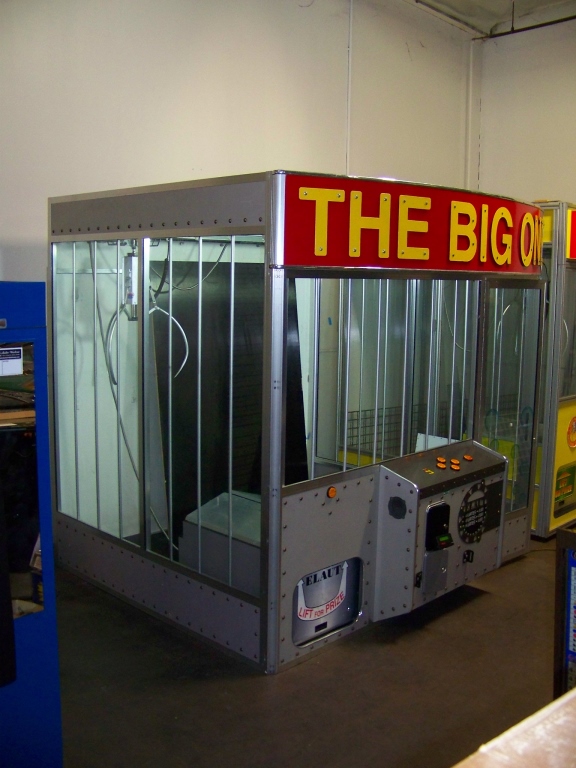 THE BIG ONE ELAUT 8'X8' JUMBO CLAW CRANE MACHINE Item is in used ...
