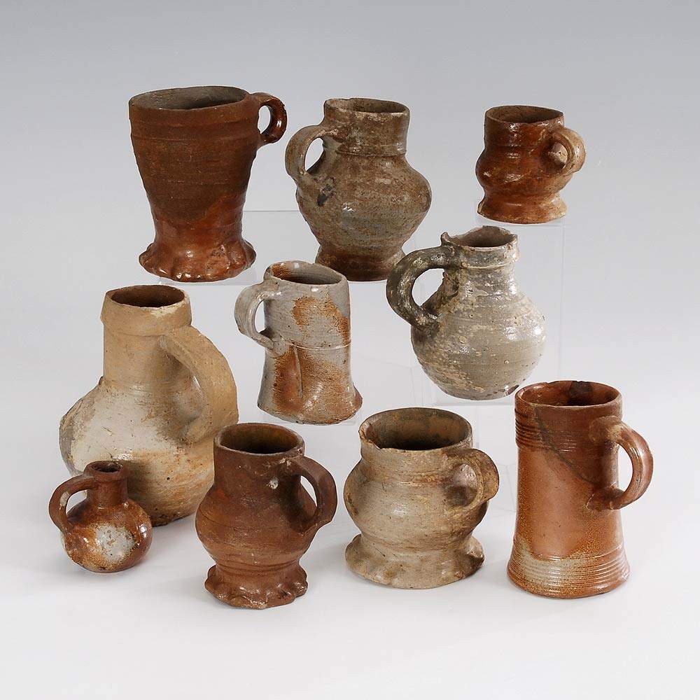 10 rheinische Steinzeug-Krüge. 16. Jh. U.a. Raeren, Westerwald ...