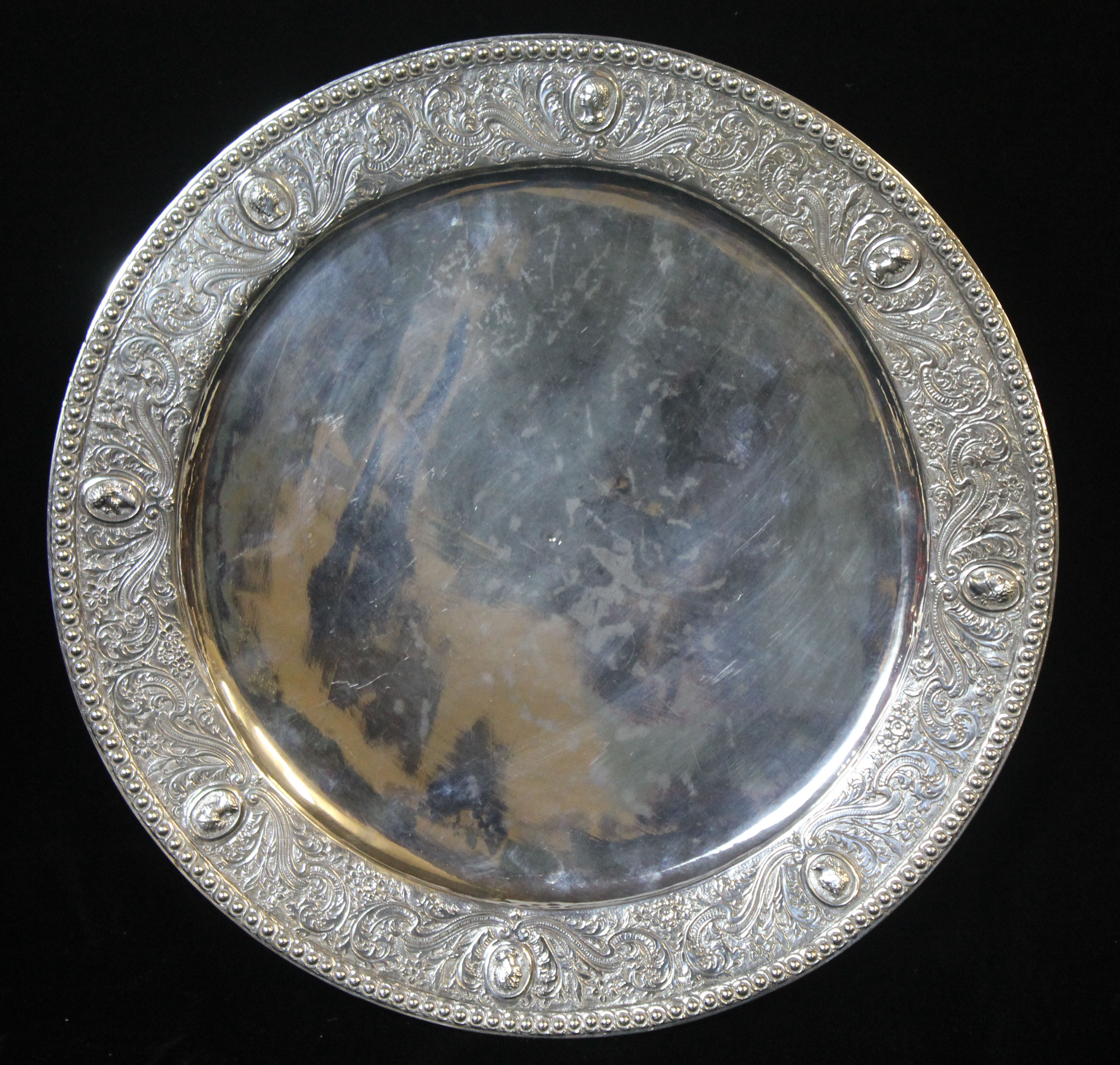 AN ANTIQUE CONTINENTAL SILVER CIRCULAR SALVER/DINNER PLATE With a wide ...