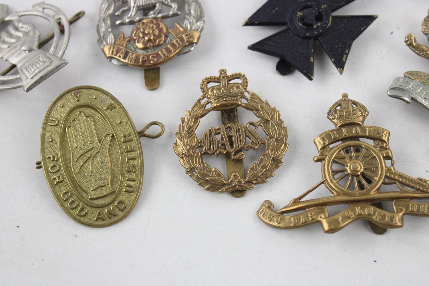 12 Assorted military cap badges Inc WW1 and WW2