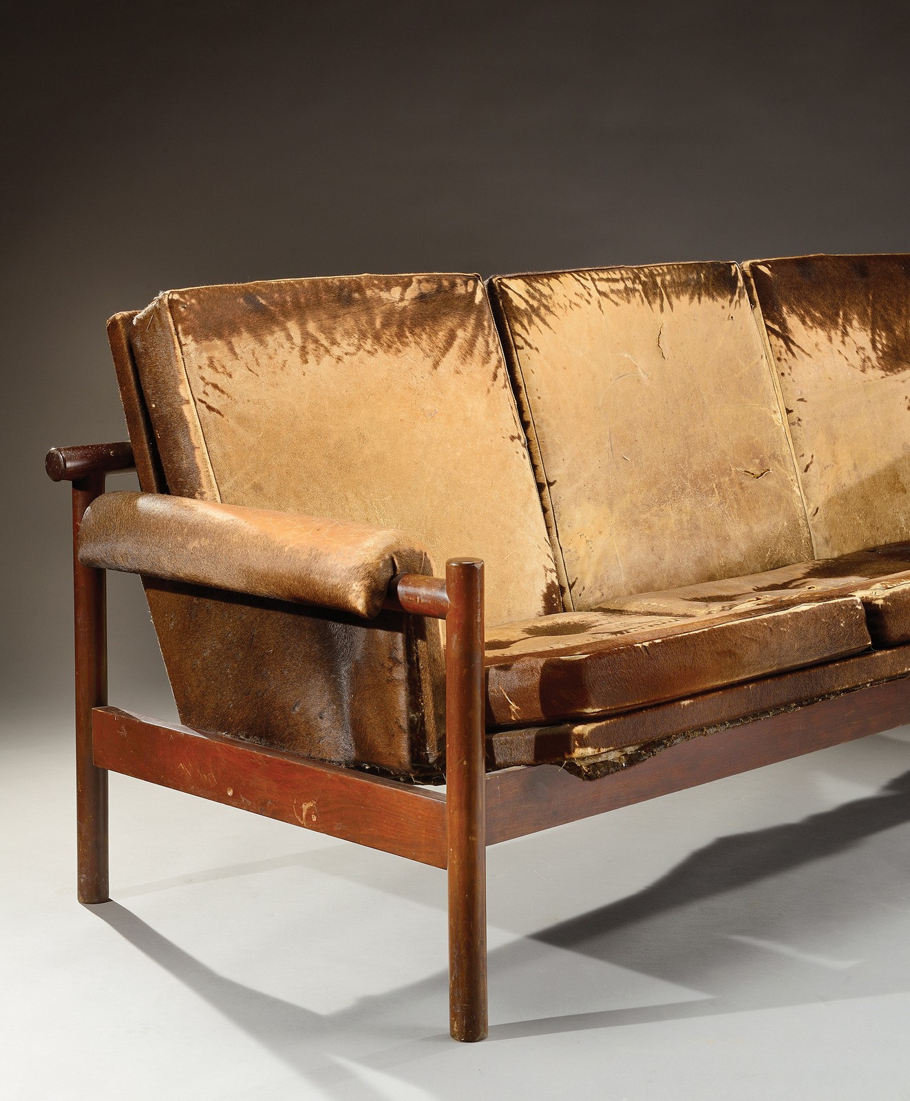 DUJO CUBA Rare canapé trois places en palissandre présentant un dossier ...