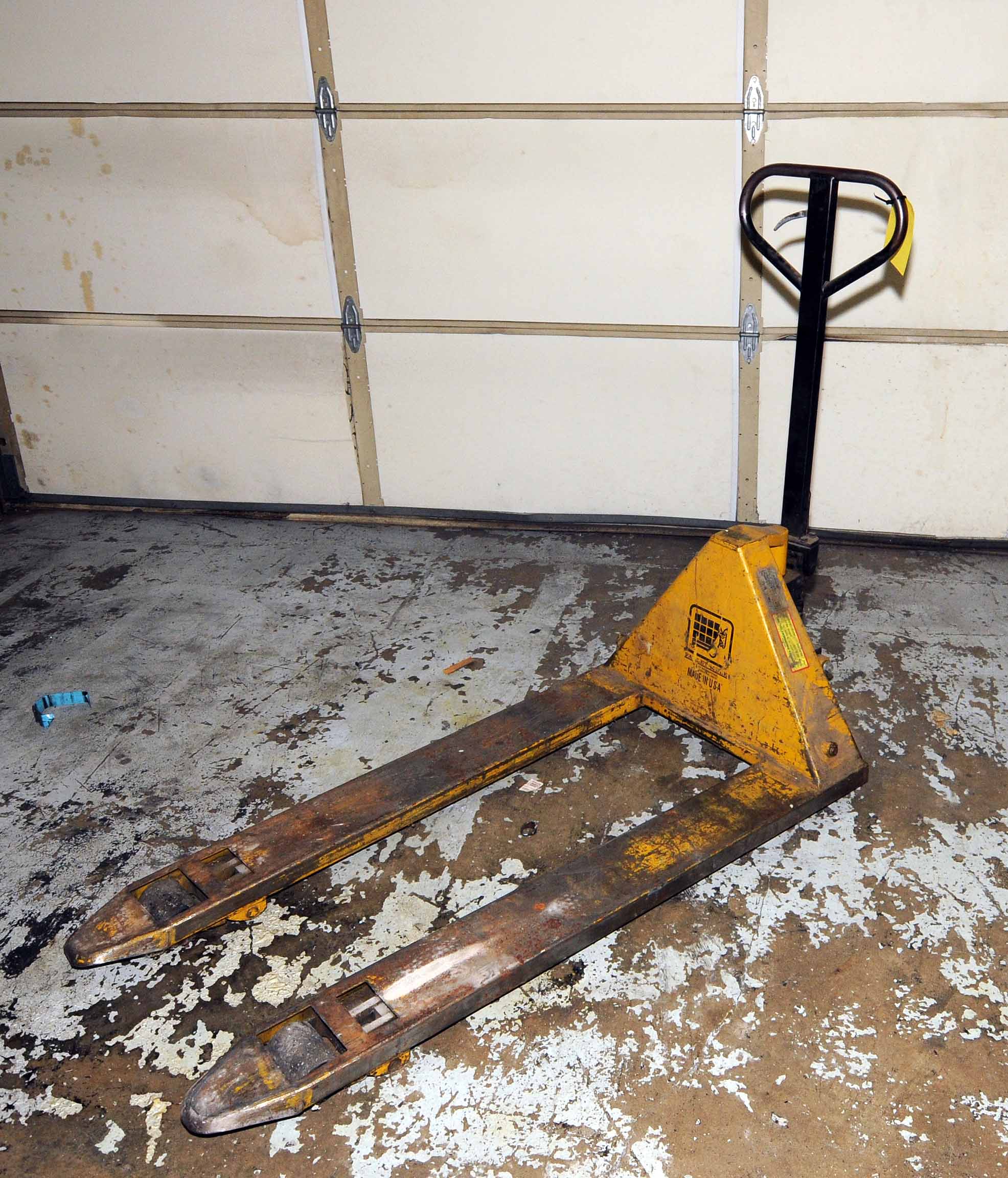 HYDRAULIC PALLET JACK, PALLET MULE 5,000 LB. CAP., Mdl. 48-27-5000AA, S ...