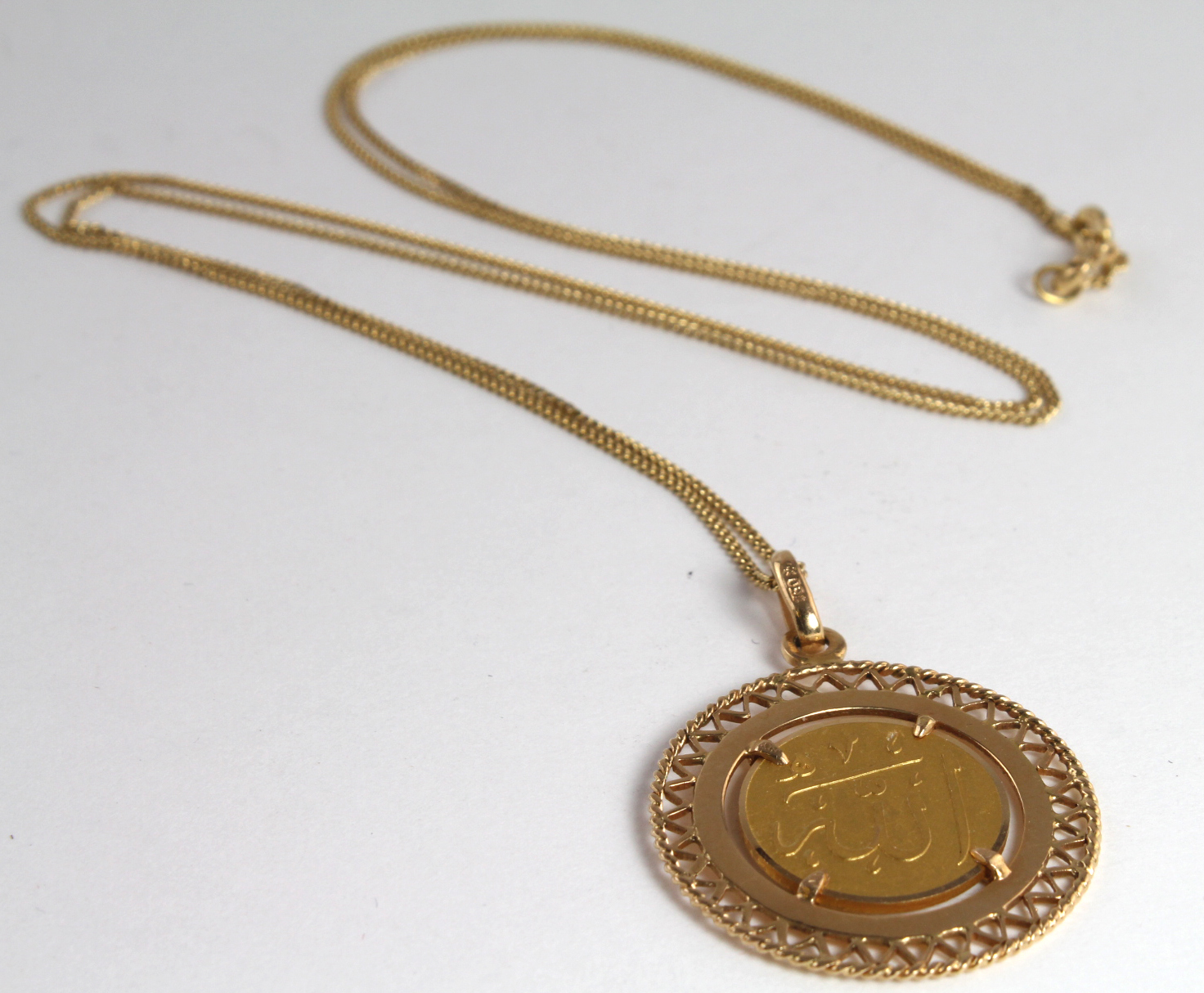 18ct Gold Arabic Pendant on a fine 18ct 24 inch chain weight 8.4g