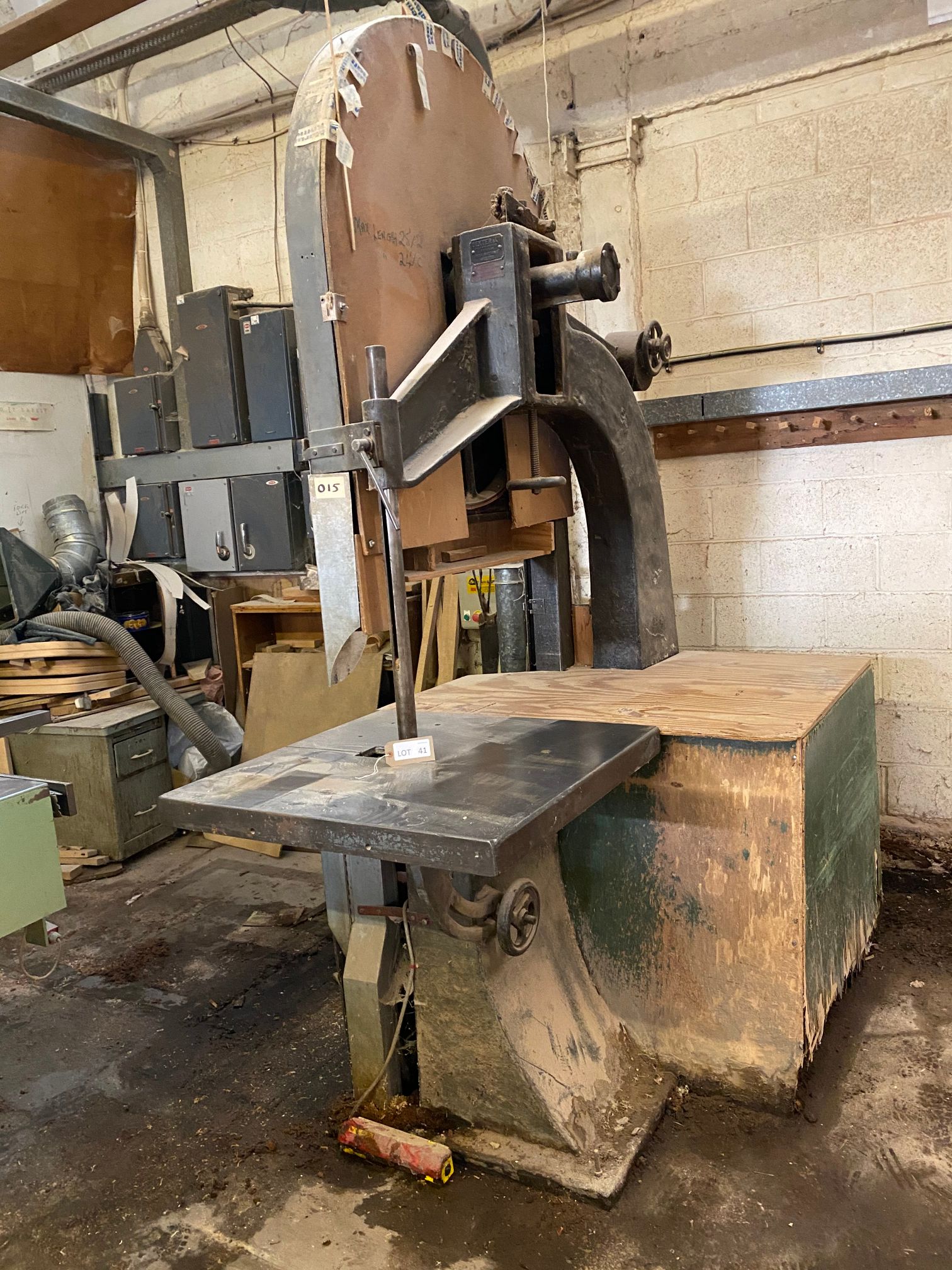 Dexter heavy-duty band saw, serial no: 1930 with 1.1m throat, no blade ...