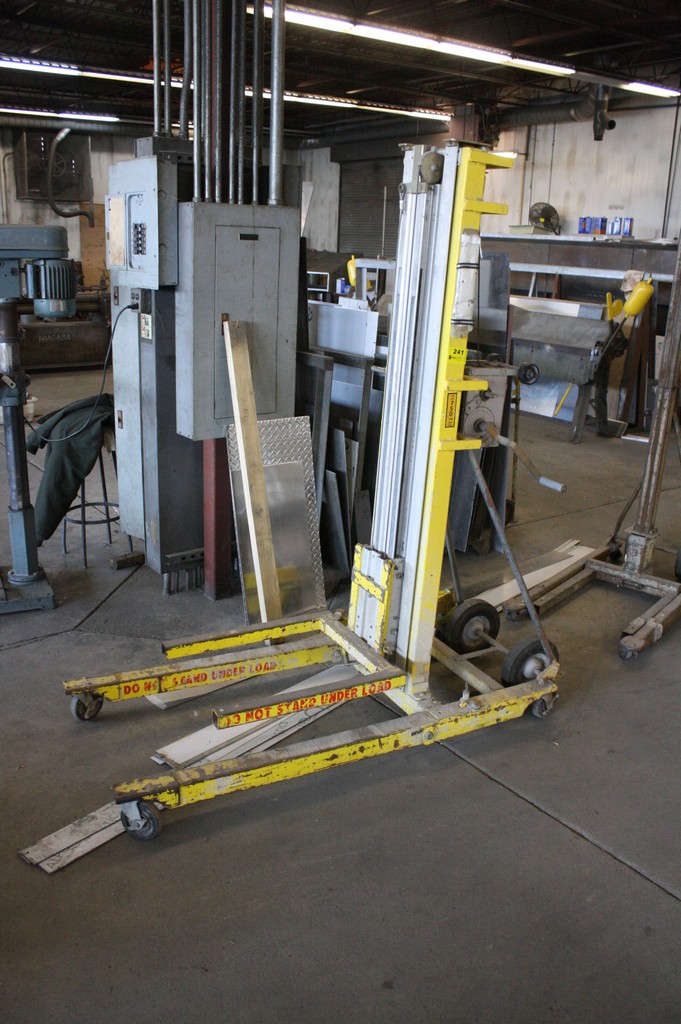 SUMNER 750 LB. MODEL 720 MATERIAL LIFT, S/N 720-0590