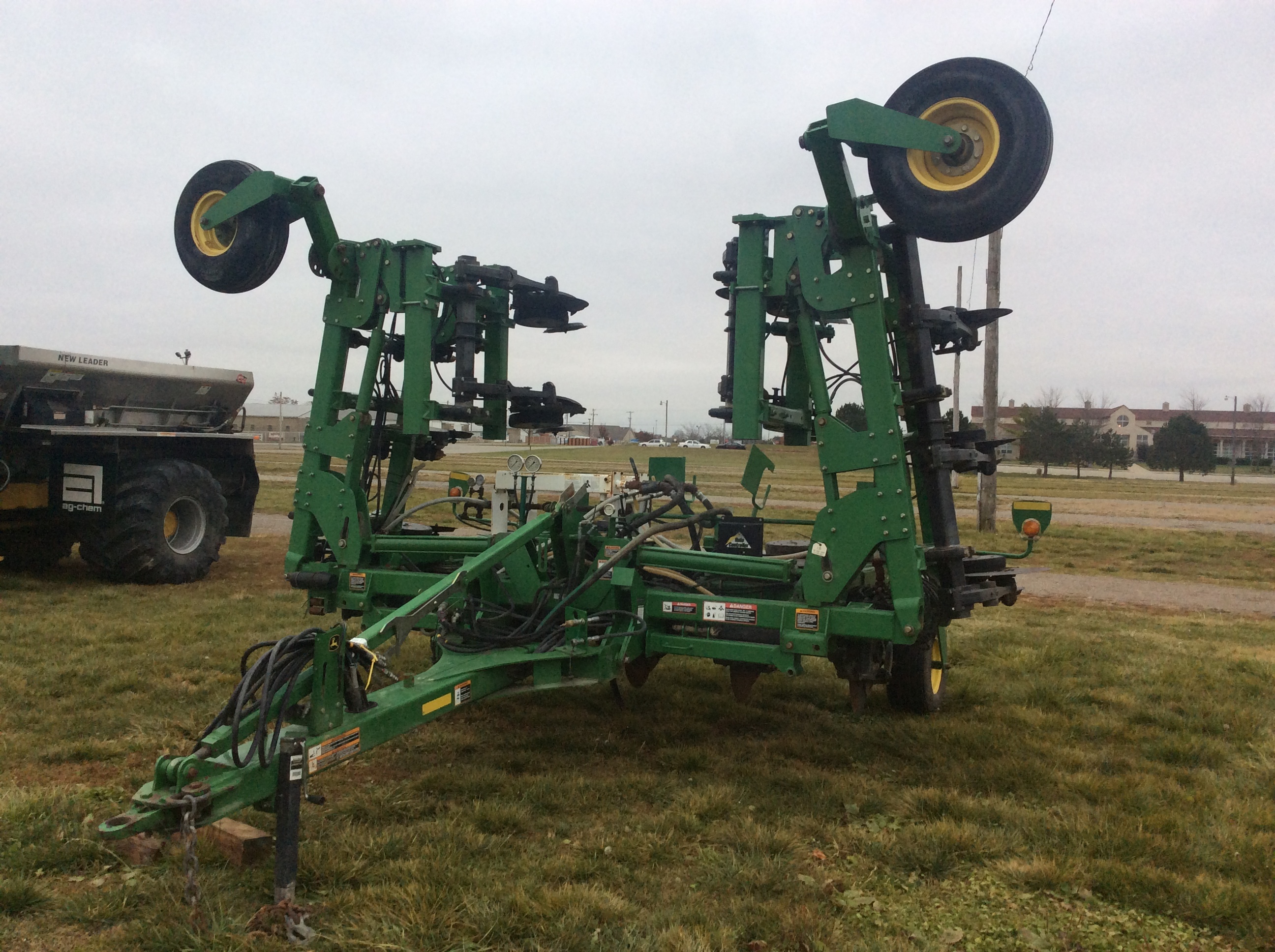 John Deere 2510 NH3 toolbar, 15 disc, pull-type, rear weights, Raven ...