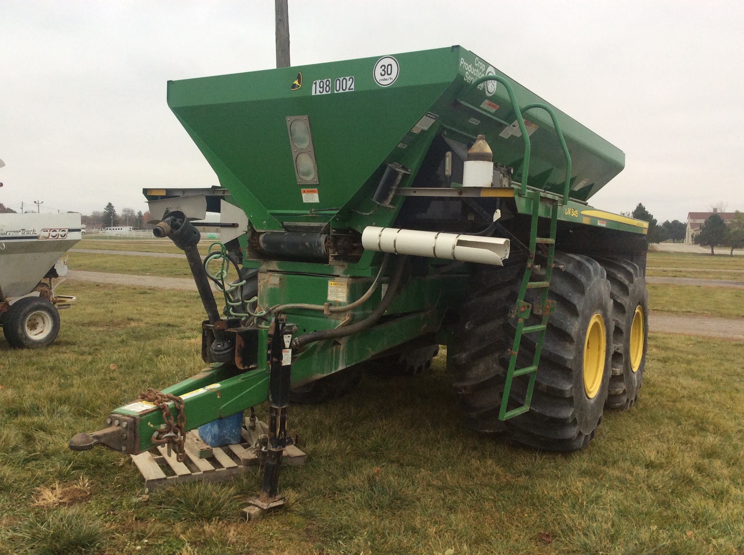 John Deere DN 345 dry fertilizer spreader, 15 T box, 1000 pto, 66 x 43. ...