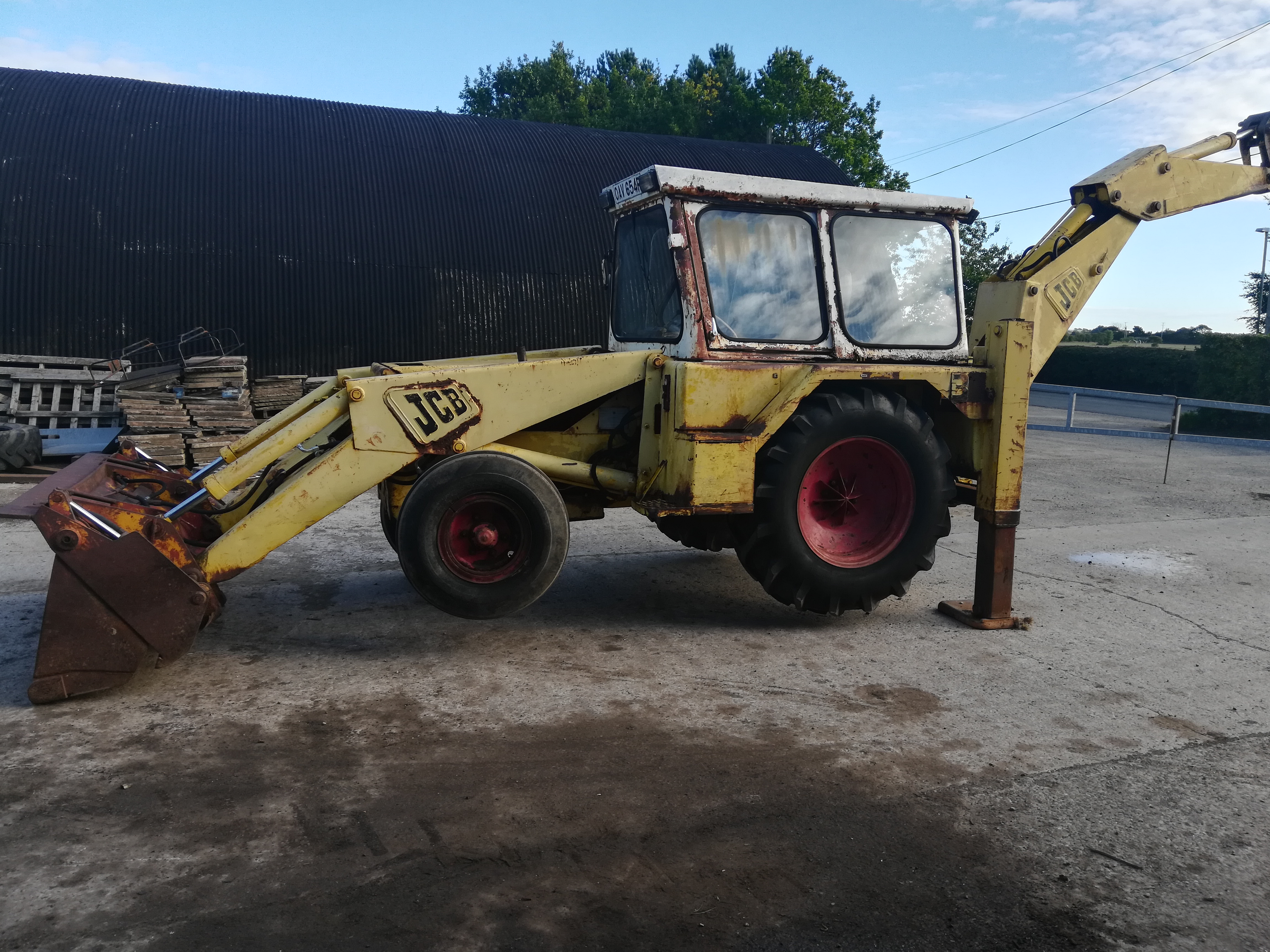 JCB 3c, 4 in 1 front bucket, 1 rear bucket, working condition. Location ...