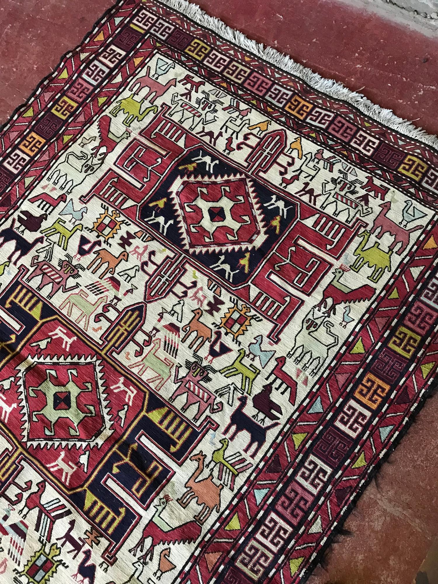 Saudi Arabia (Olaya) hand knotted rug. Measures 200x126cm.