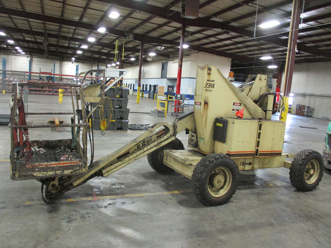 1989 JLG ARTICULATING BOOM LIFT, MODEL 33HA, OUTDOOR PNEUMATIC TIRES ...