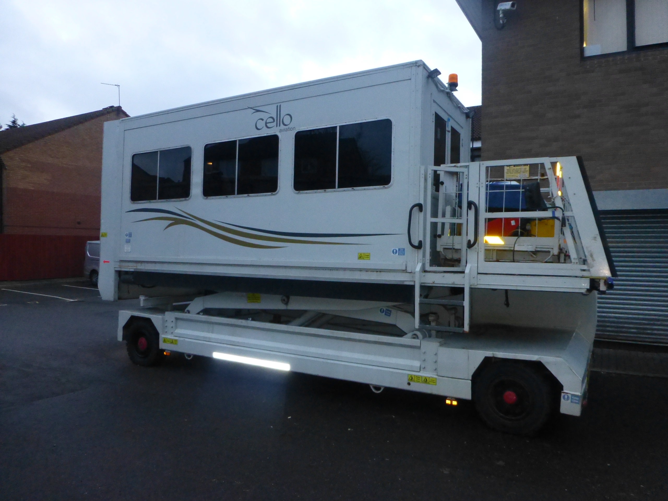 Mallaghan Ambulift PRM 1500Kg Medical Lift Ground Support Vehicle ...