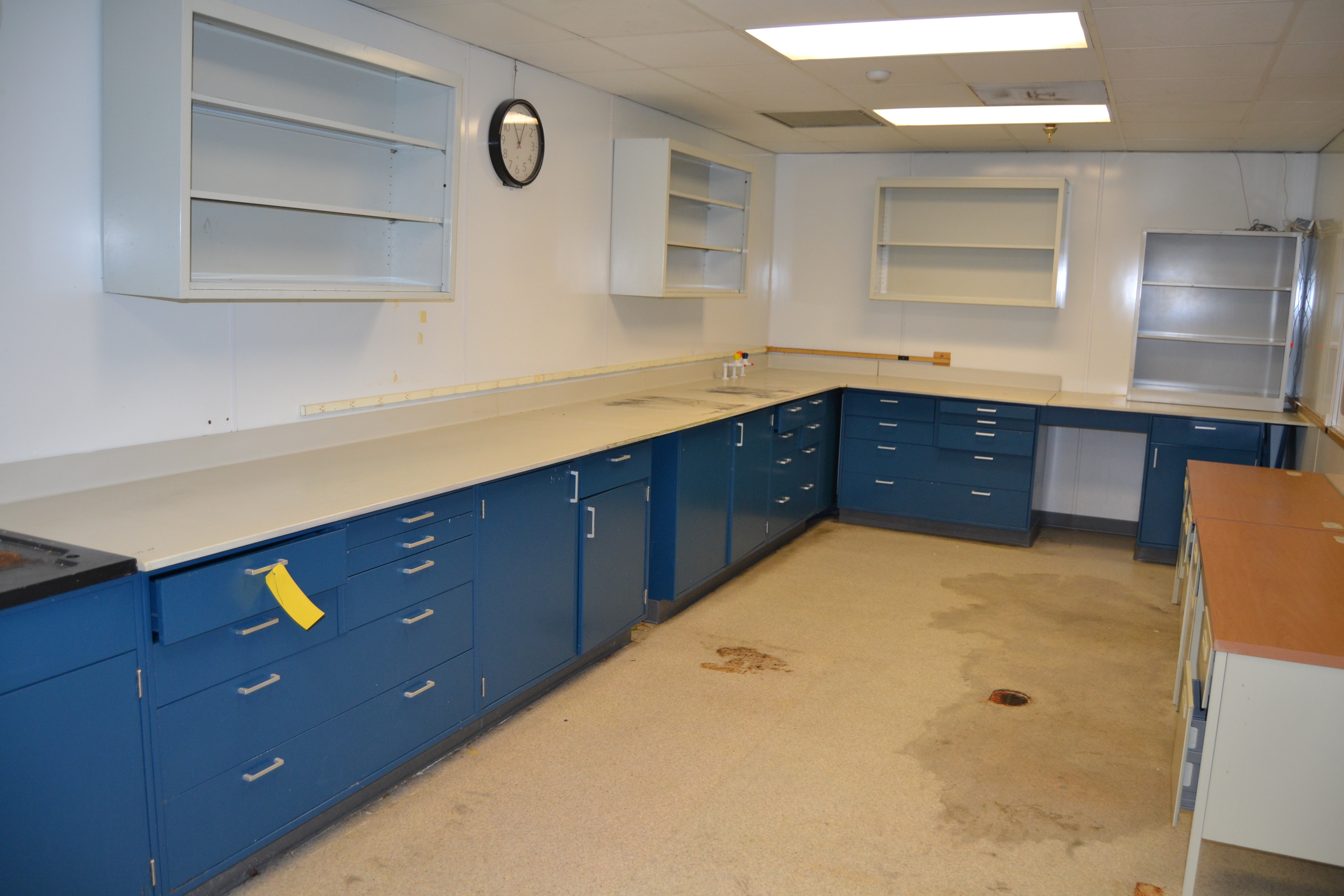 277" x 31" L-Shaped Lab Counter with Acid Resistant Top, (2) Desks ...