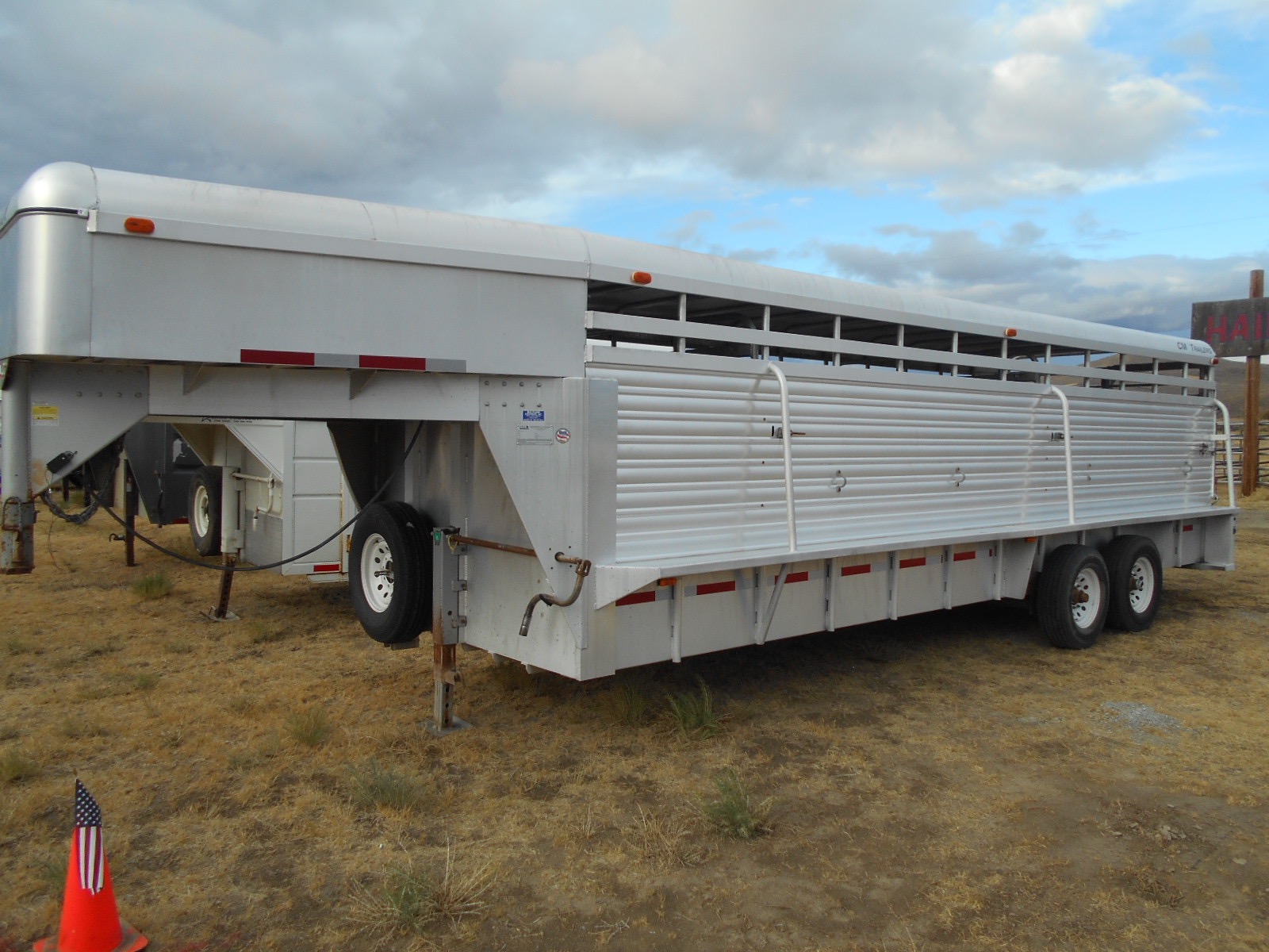 2004 CM 24ft aluminum stock trailer w/ 2 dividers