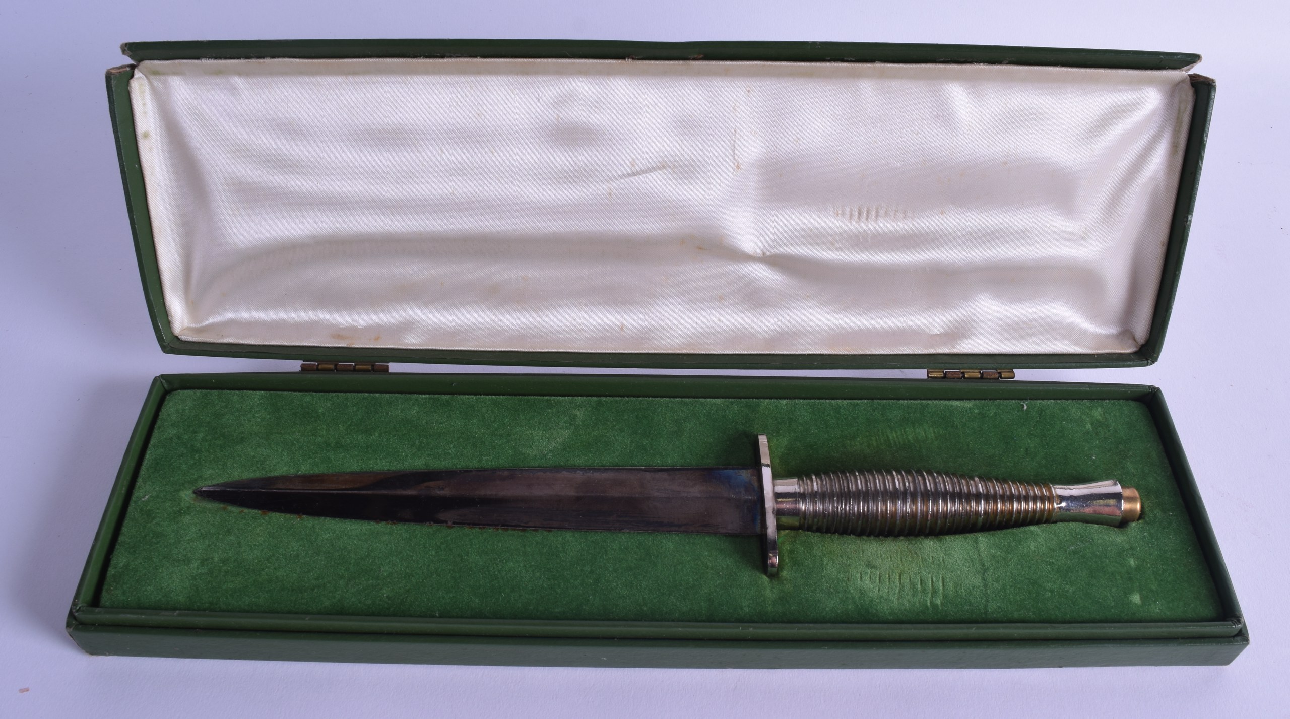 A CASED COMMANDO DAGGER. 27 cm long.