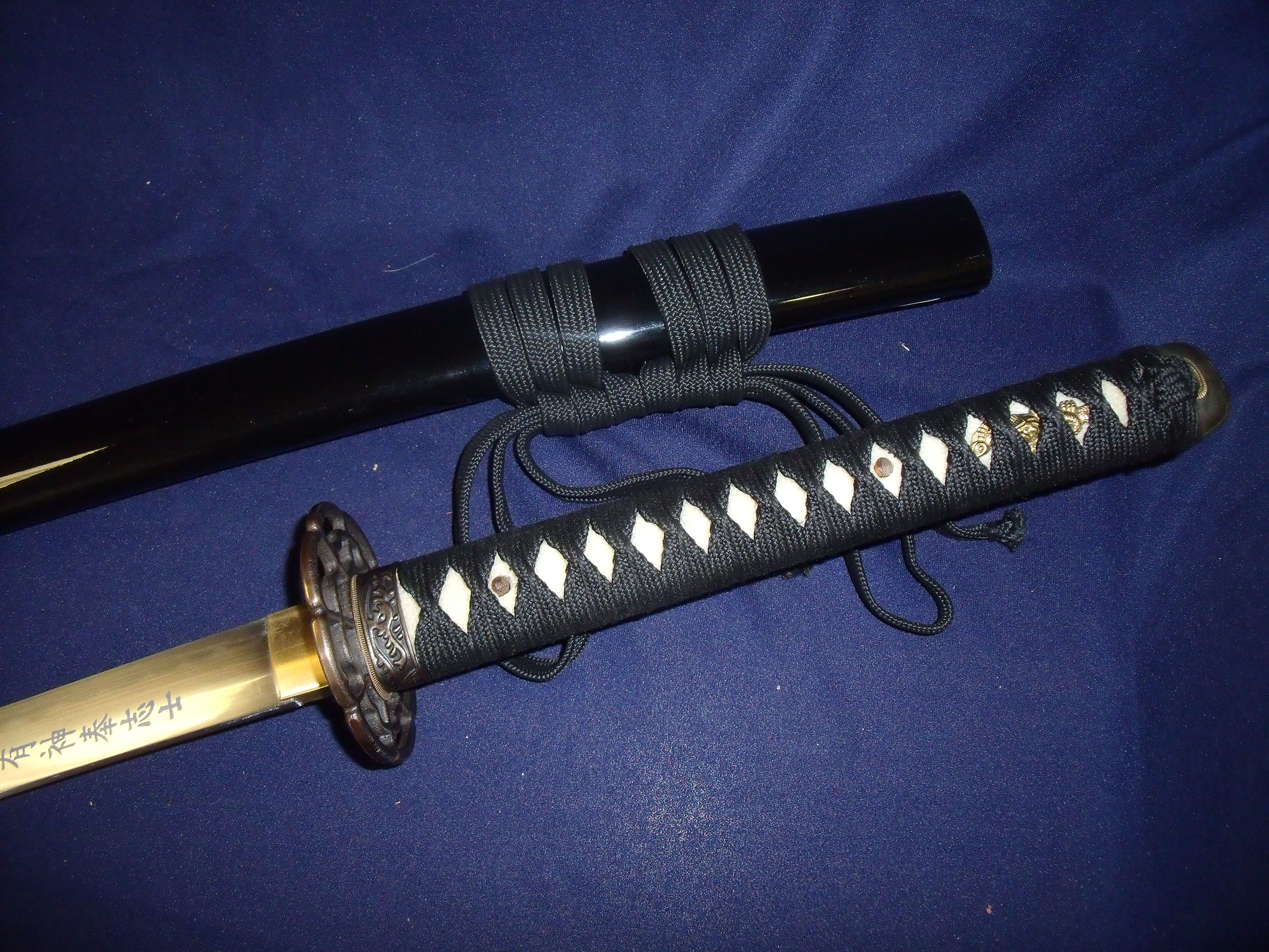 Japanese "Kendo IAI" Katana 20th C with forge blade bearing Horimomo of ...