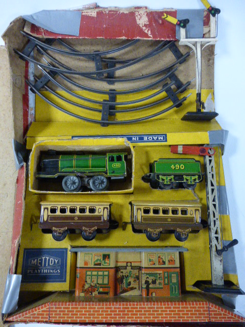 METTOY; Tin Plate Clockwork train set consisting of Engine/Tender, two ...