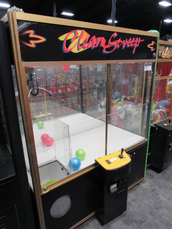 CLEAN SWEEP 60" PLUSH CLAW CRANE MACHINE SMART Item is in used ...