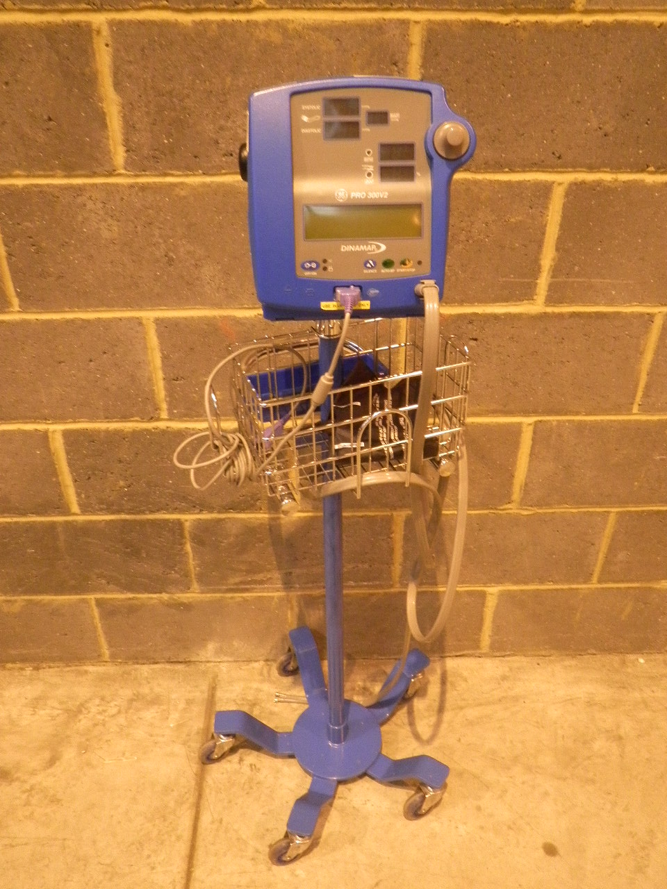 GE Dinamap Pro Series 300V2 Vital Signs Monitor on stand with Blood ...