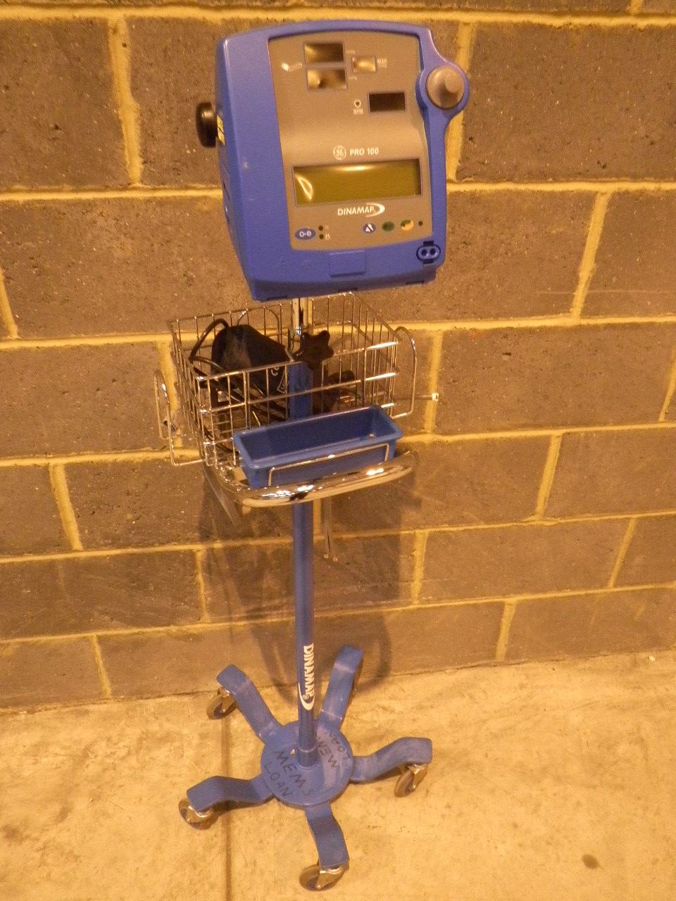 GE Dinamap Pro Series 100 Vital Signs Monitor on stand with Blood ...