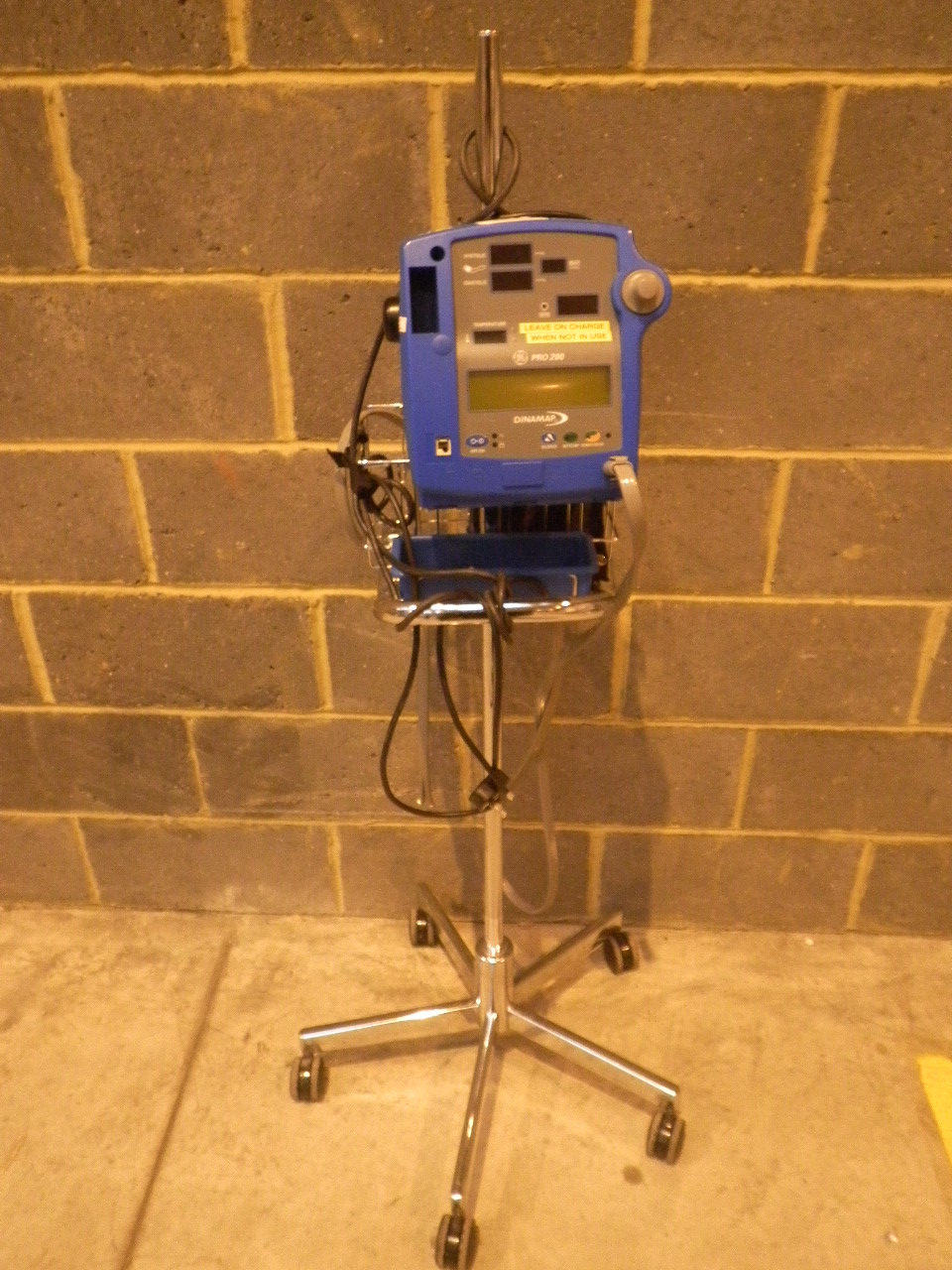 GE Dinamap Pro Series 200 Vital Signs Monitor on stand with Blood ...