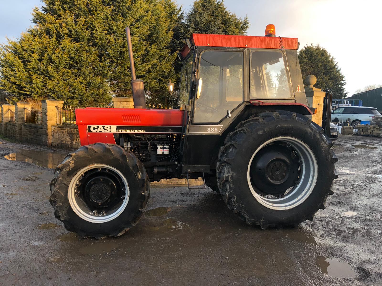 DS - 1985/C REG CASE INTERNATIONAL 885 DIESEL RED TRACTOR, RUNS AND ...