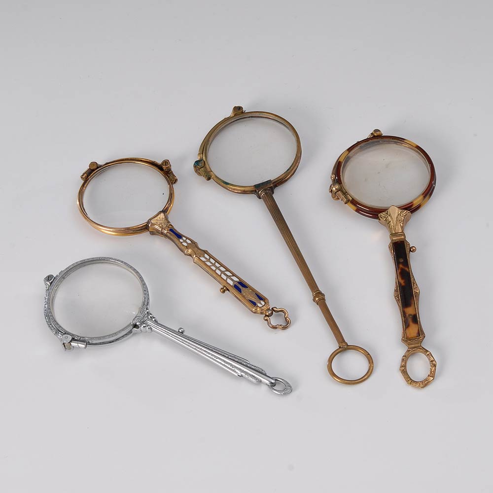 4 Lorgnons. 1 großes Messing-Lorgnon, 1 silberfarbenes Lorgnon, 1 ...