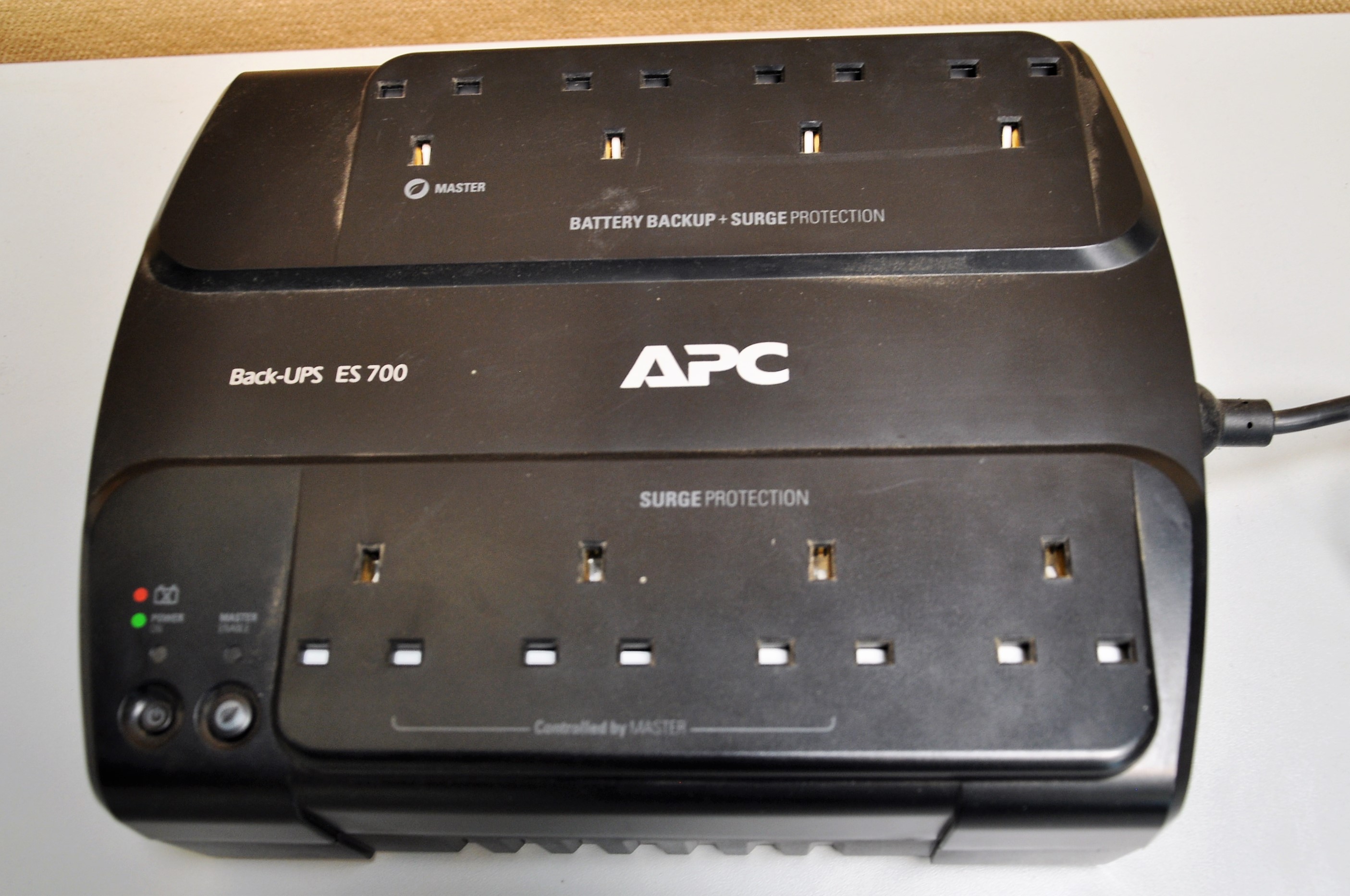 APC Back-UPS ES700 surge protection 8 socket distribution box