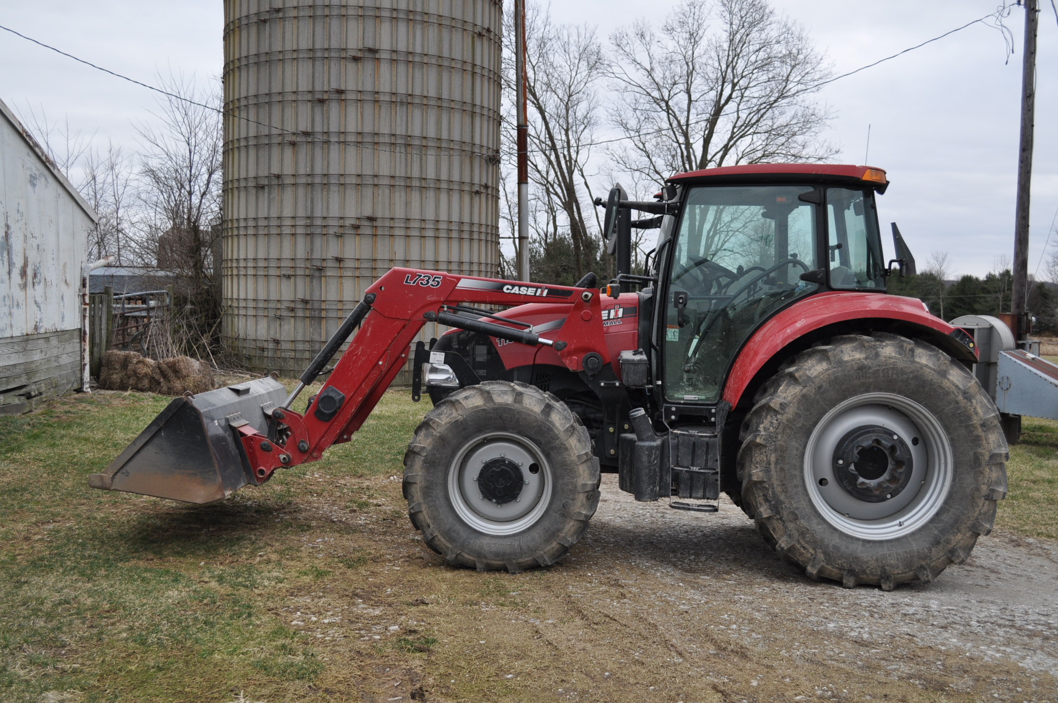 Case IH 115U Farmall MFWD tractor, CHA, w/ L735 Case IH loader, quick ...