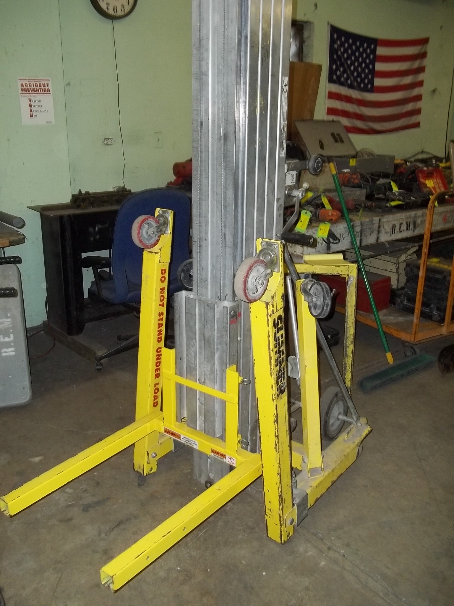 SUMNER MODEL 2124, 650 LB CAPACITY MATERIAL LIFT W/OUTRIGGERS