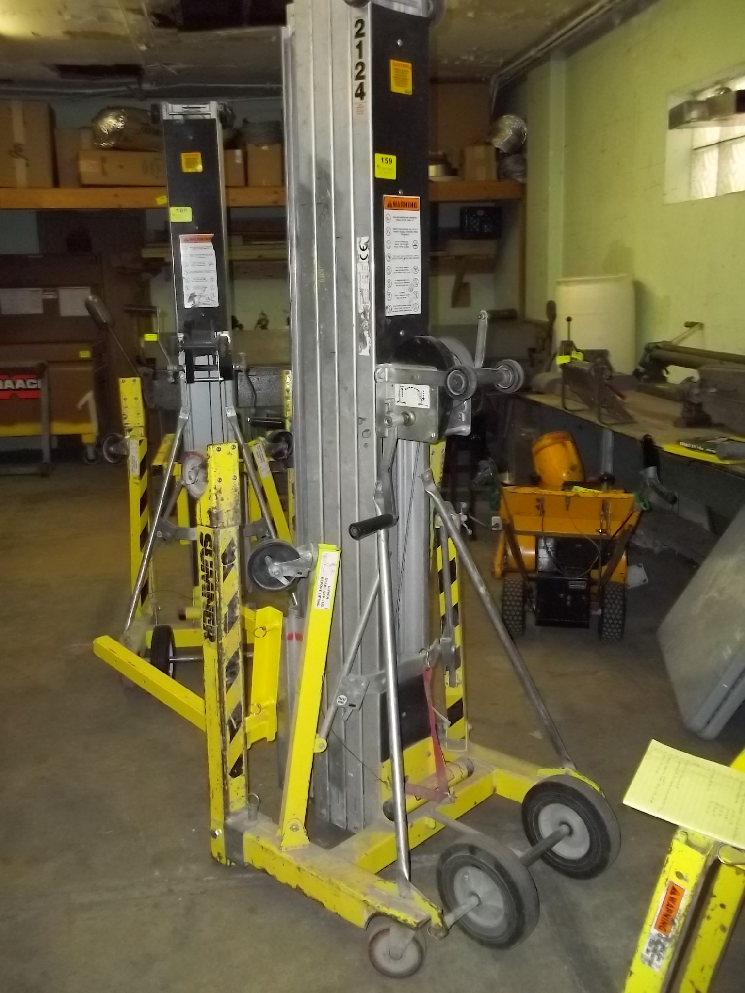 SUMNER MODEL 2124, 650 LB CAPACITY MATERIAL LIFT W/OUTRIGGERS